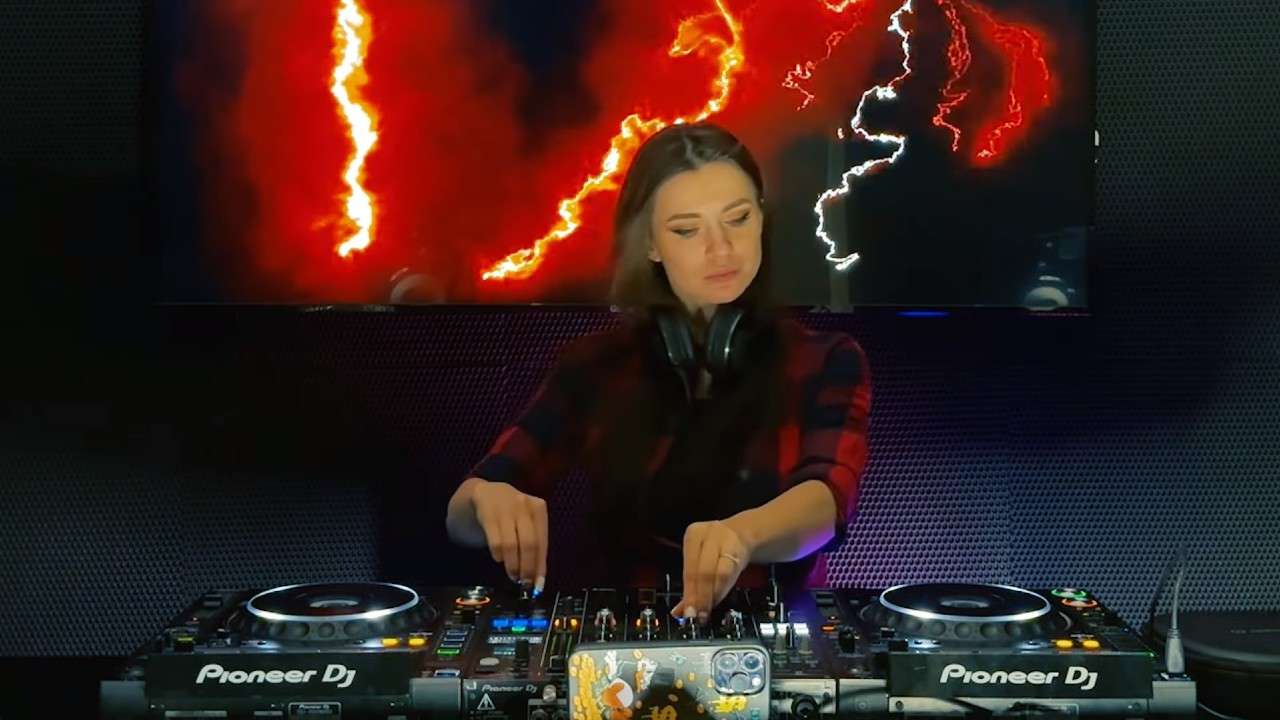 Elena Pavla – März Techno Mix | 2024 - MUSIC IN MY MIND